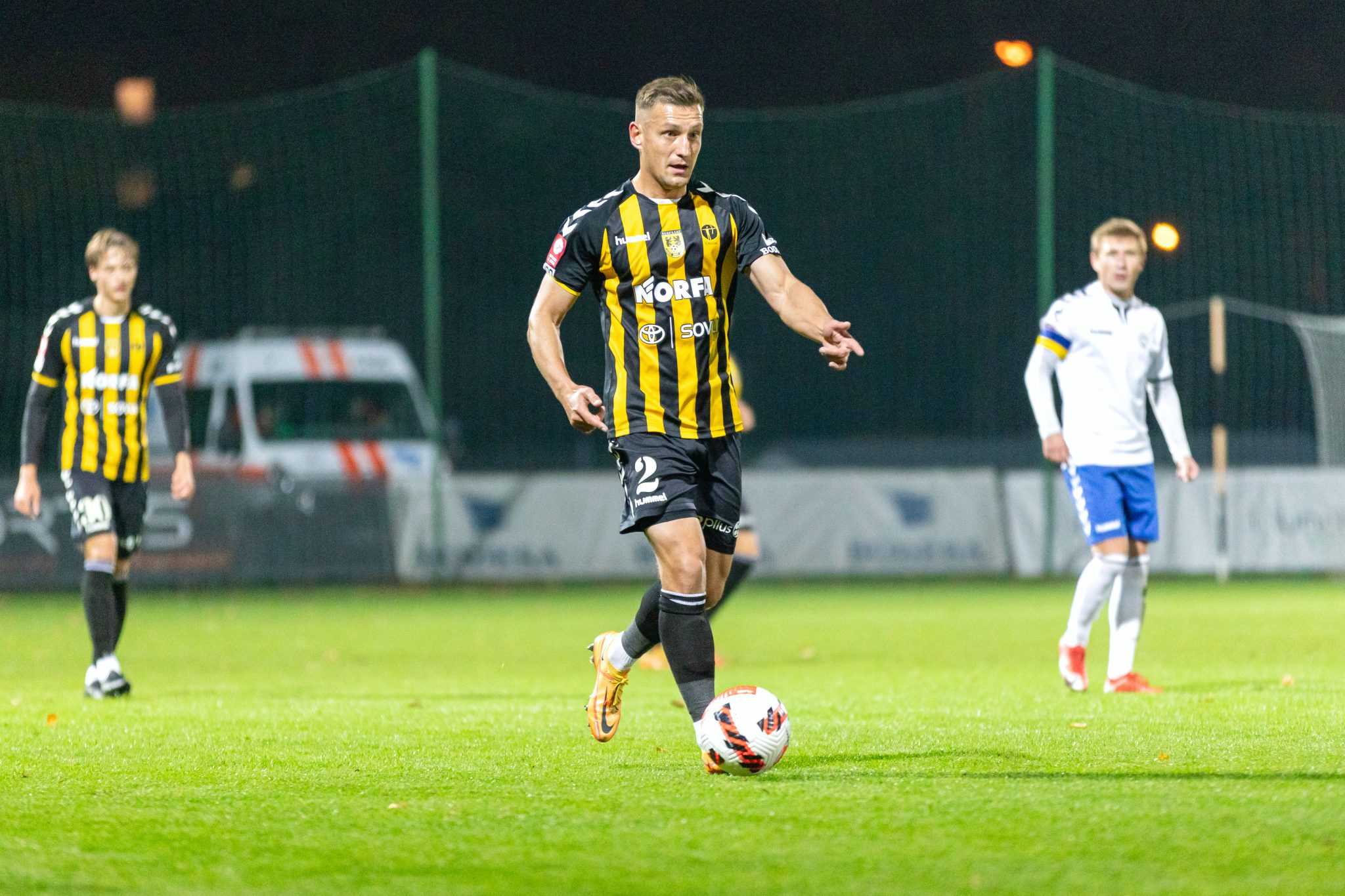 5-ąjį sezoną šiauliečių gretose pasitinkantis Ernestas Pilypas geltonai ...